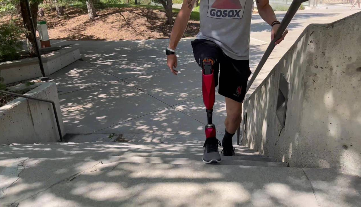 Una nueva prótesis robótica ligera permite subir escalera...