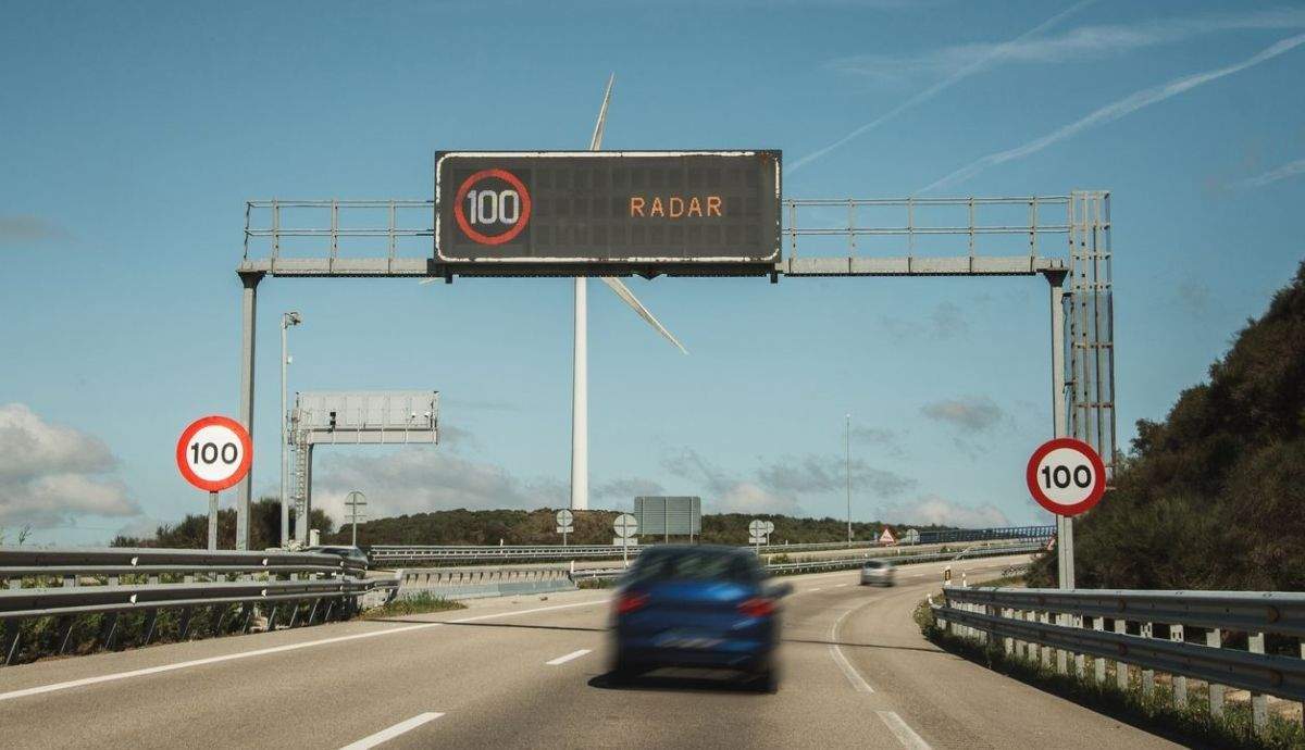 Los 50 radares fijos y de tramo de la DGT que más multan