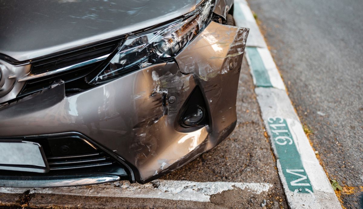 ¿Qué hacer cuando das un golpe a otro coche aparcado?