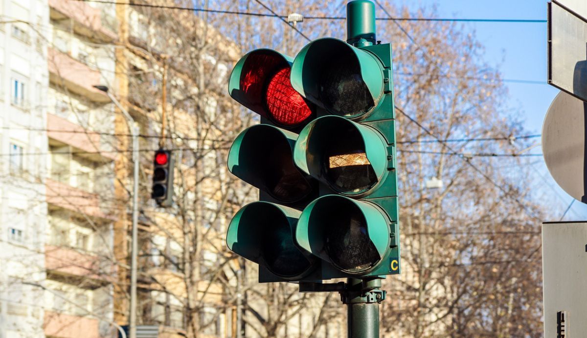 ¿Qué indica un semáforo con franja blanca intermitente?