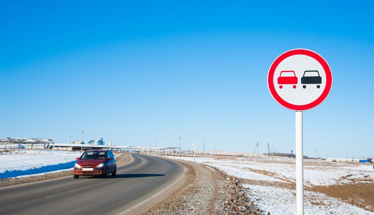 Señales de la DGT de prohibido adelantar: qué hay que saber