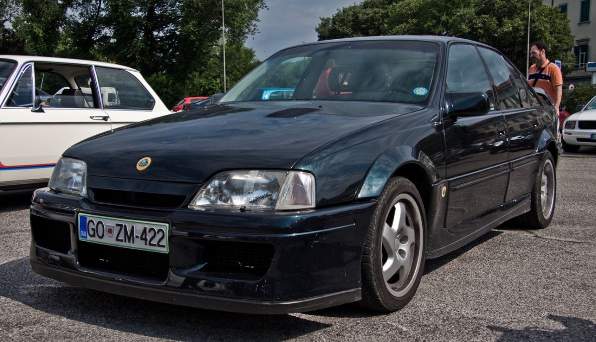 Lotus Omega: la berlina más salvaje de los 90