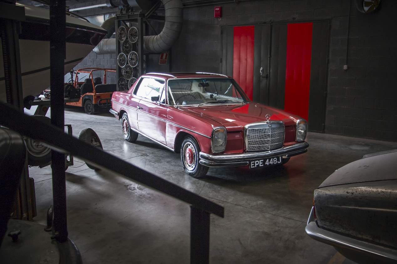 El Mercedes 250 CE de George Harrison, en fotos