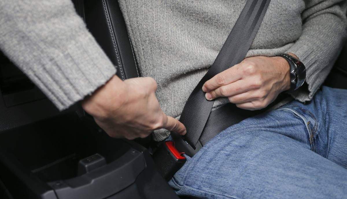 La DGT te explica cómo ponerte el cinturón para evitar multas