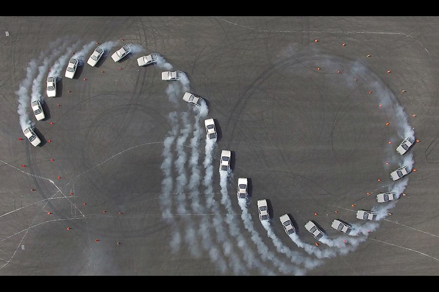 Delorean eléctrico y autónomo driftea como piloto profesional